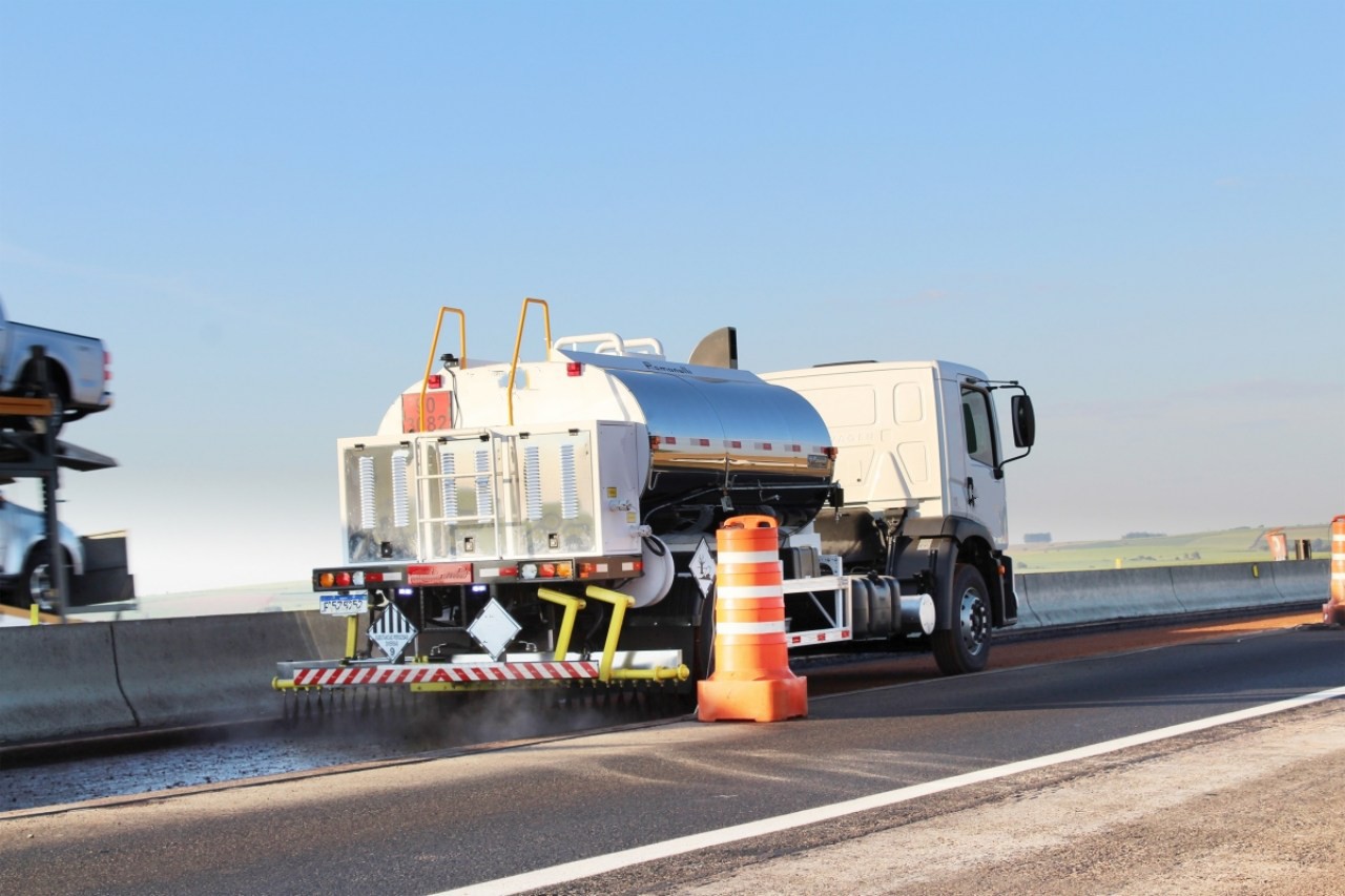 Bitumen Sprayer Insulated Bucket Trucks: A Closer Look at Paving ...
