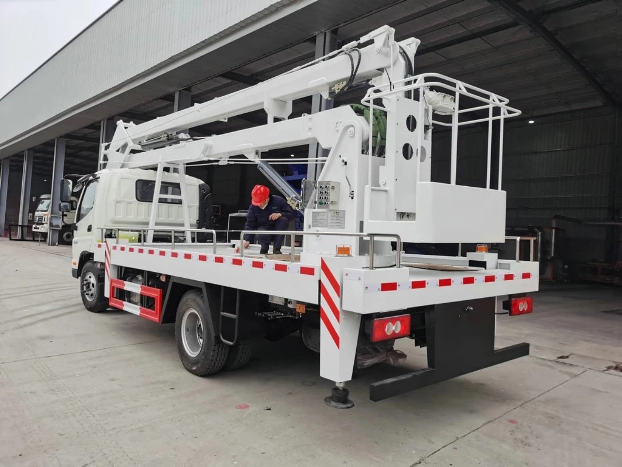 What is a Bucket Truck Cherry Picker? - Knowledge