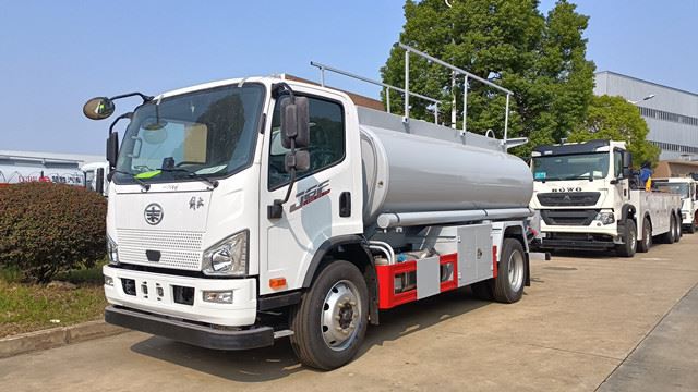 China High Quality FAW 4*4 LHD All Wheels Drive 6,000L Fuel Tanker ...