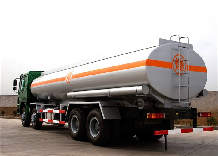 China High Quality HOWO 28000 Liters Fuel Tank Lorry Manufacturers ...