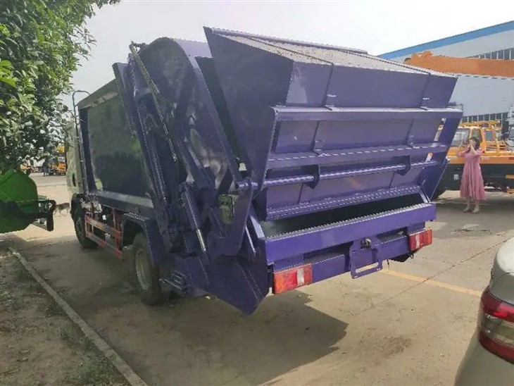 China High Quality Sinotruk HOWO 4X2 6CBM Rear Compactor Garbage Truck ...