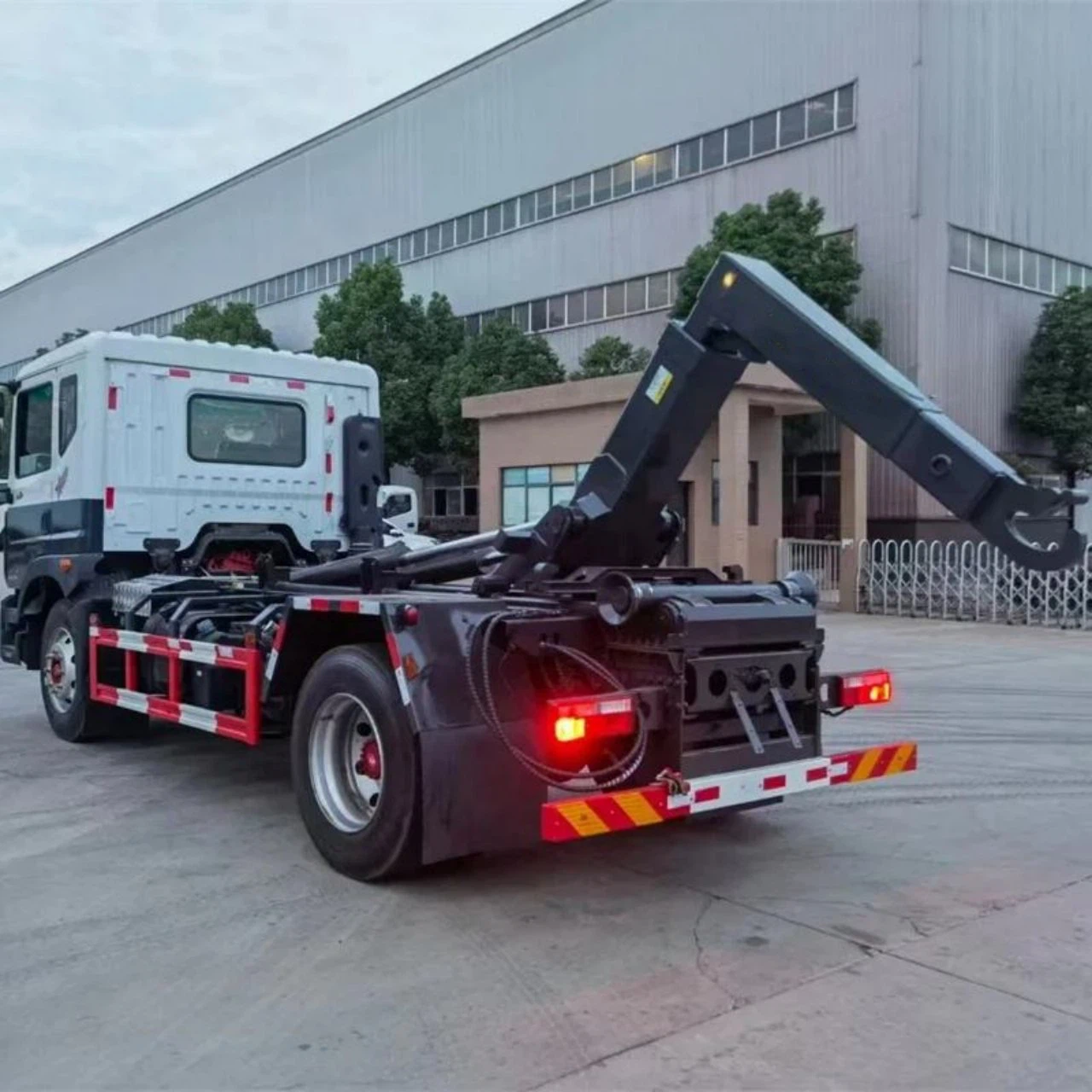 Flexible Waste Handling: Hook Loader Garbage Trucks - Knowledge