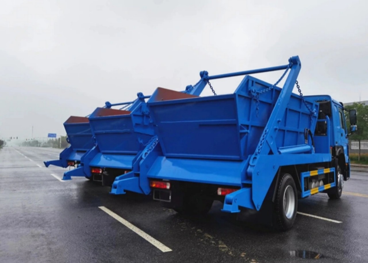 Streamlined Collection: Skip Loader Garbage Trucks for Versatile ...