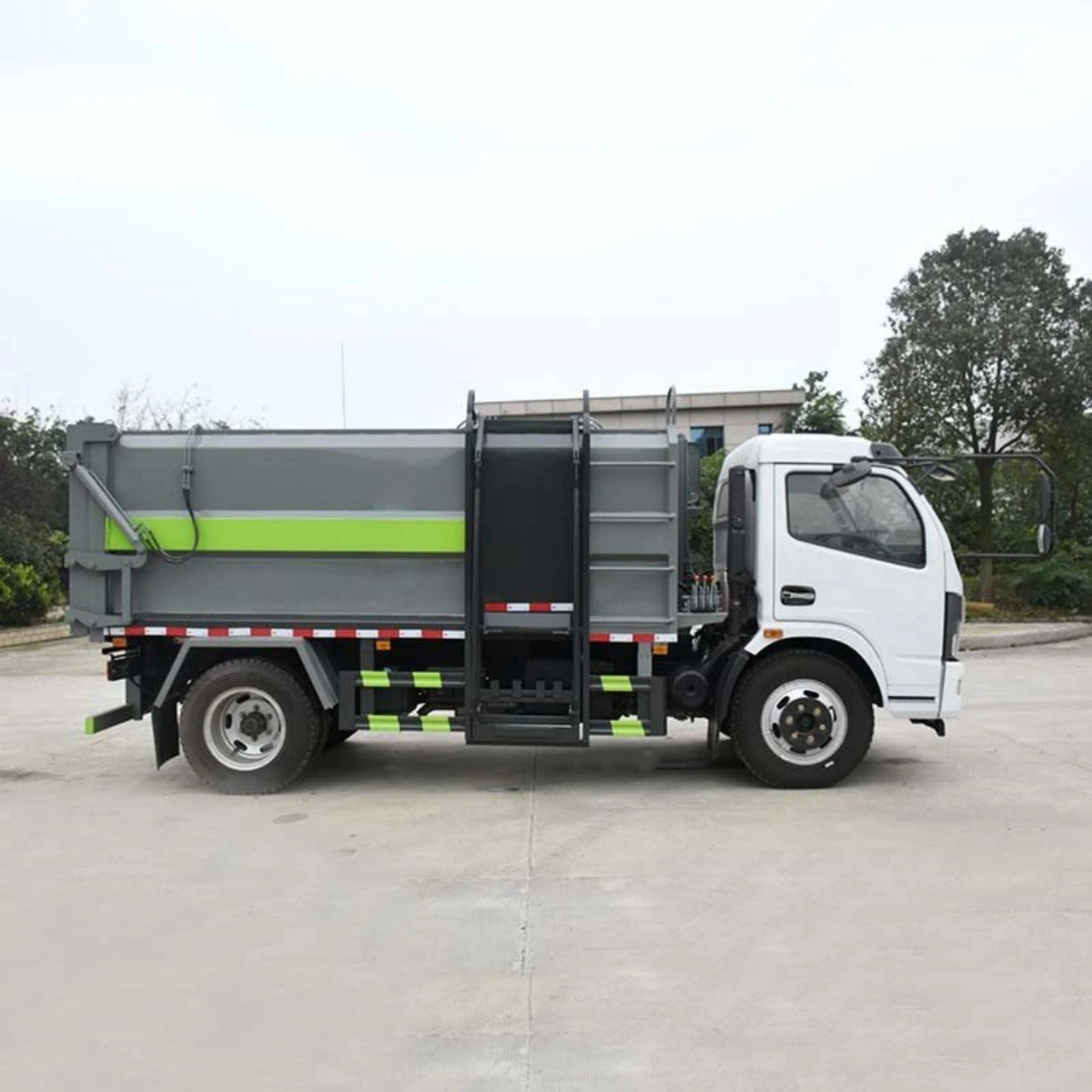 Efficient Curbside Service: Side Loader Garbage Trucks for Urban Waste ...