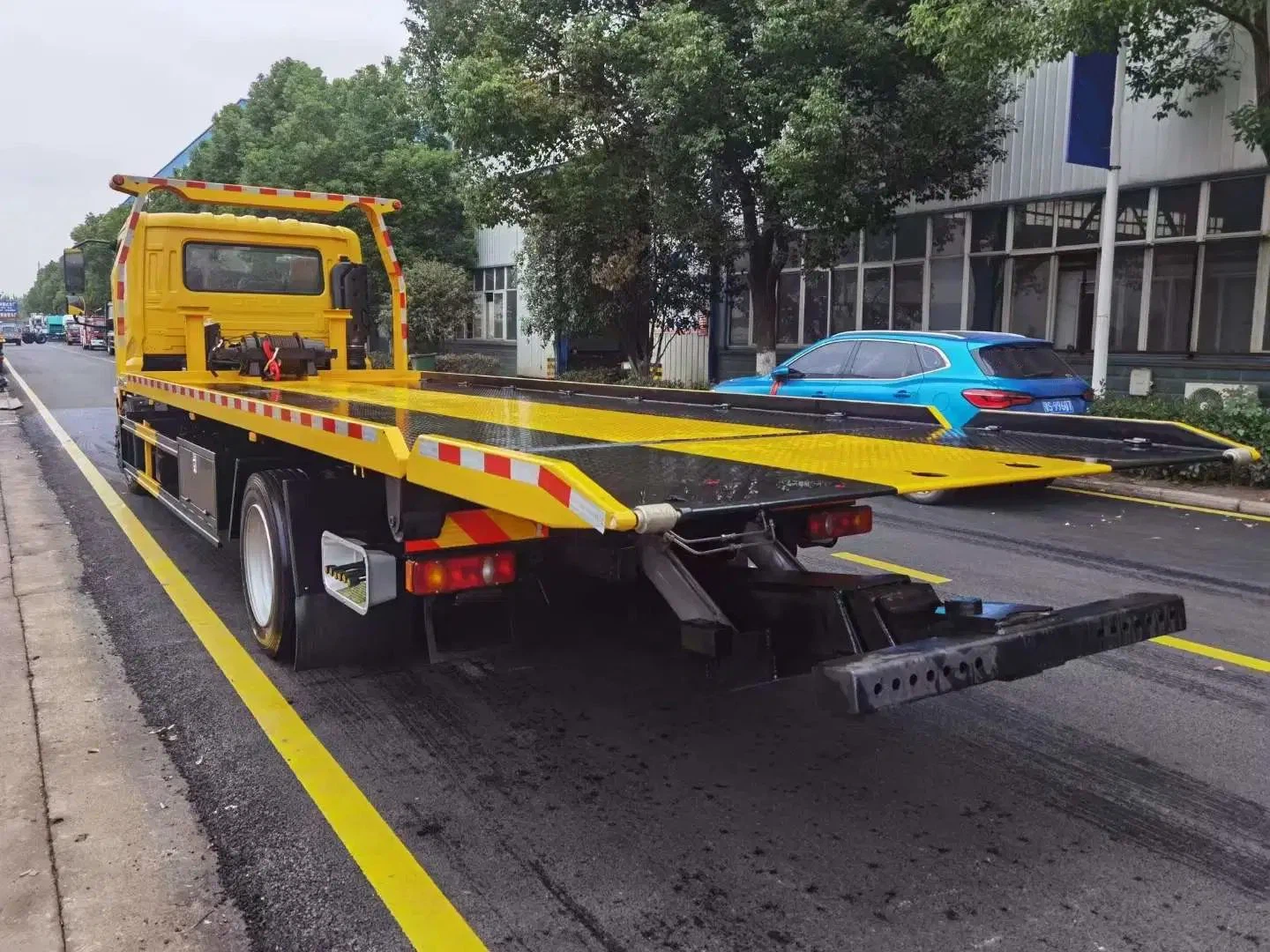 Rollback Tow Truck: Efficient Rollback Tow Trucks for Easy Loading and ...