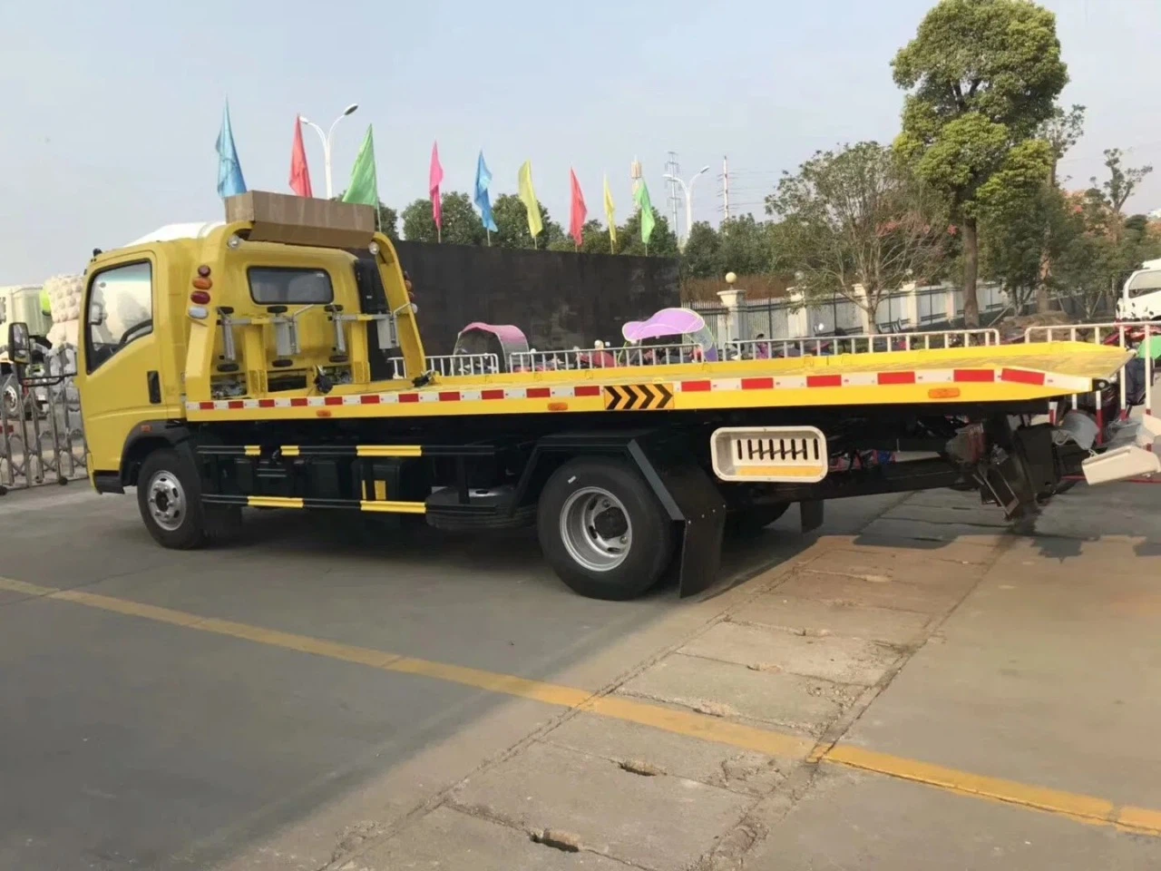 Flatbed Tow Truck: Versatile Flatbed Tow Trucks for Secure Vehicle ...