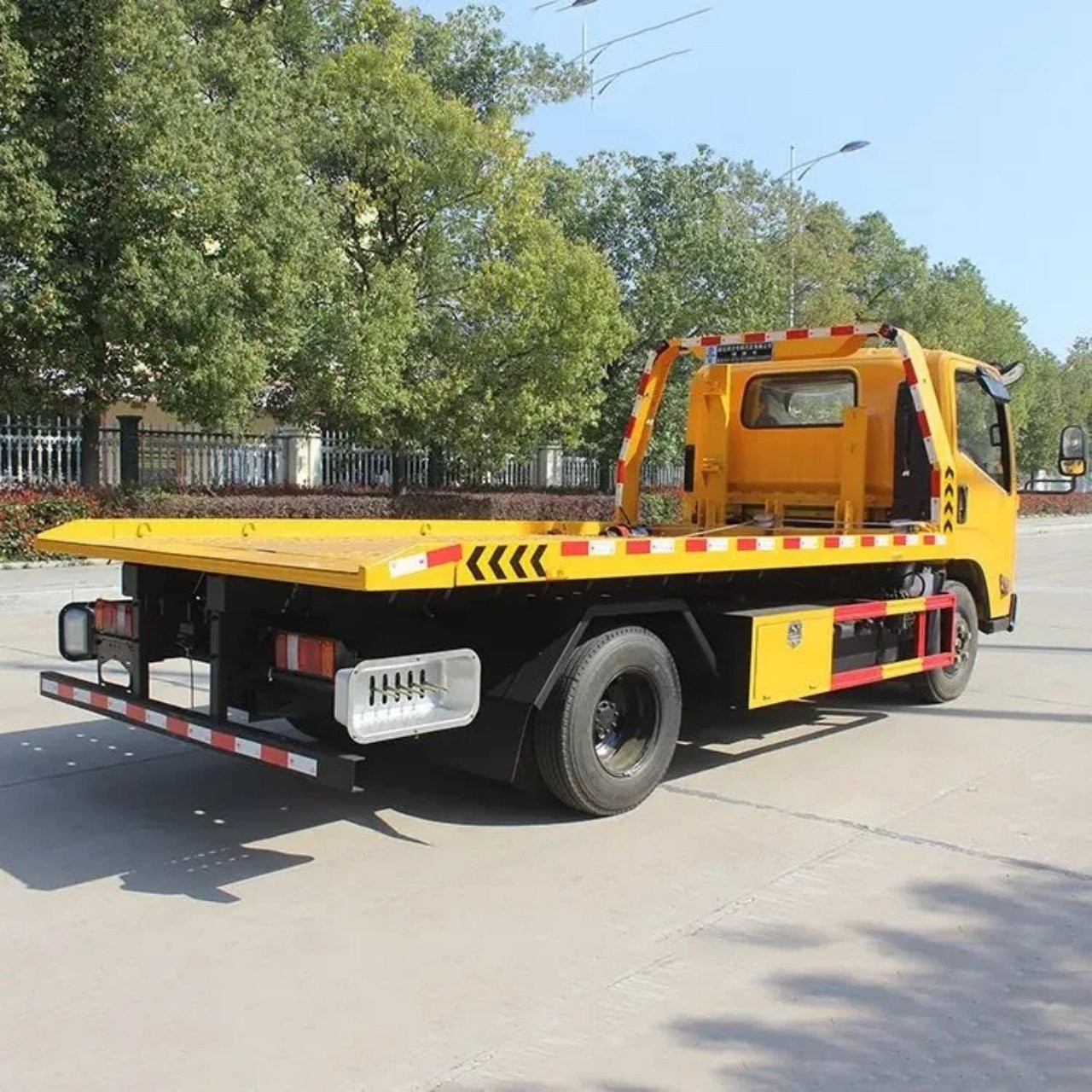 Flatbed Tow Truck: Versatile Flatbed Tow Trucks for Secure Vehicle ...